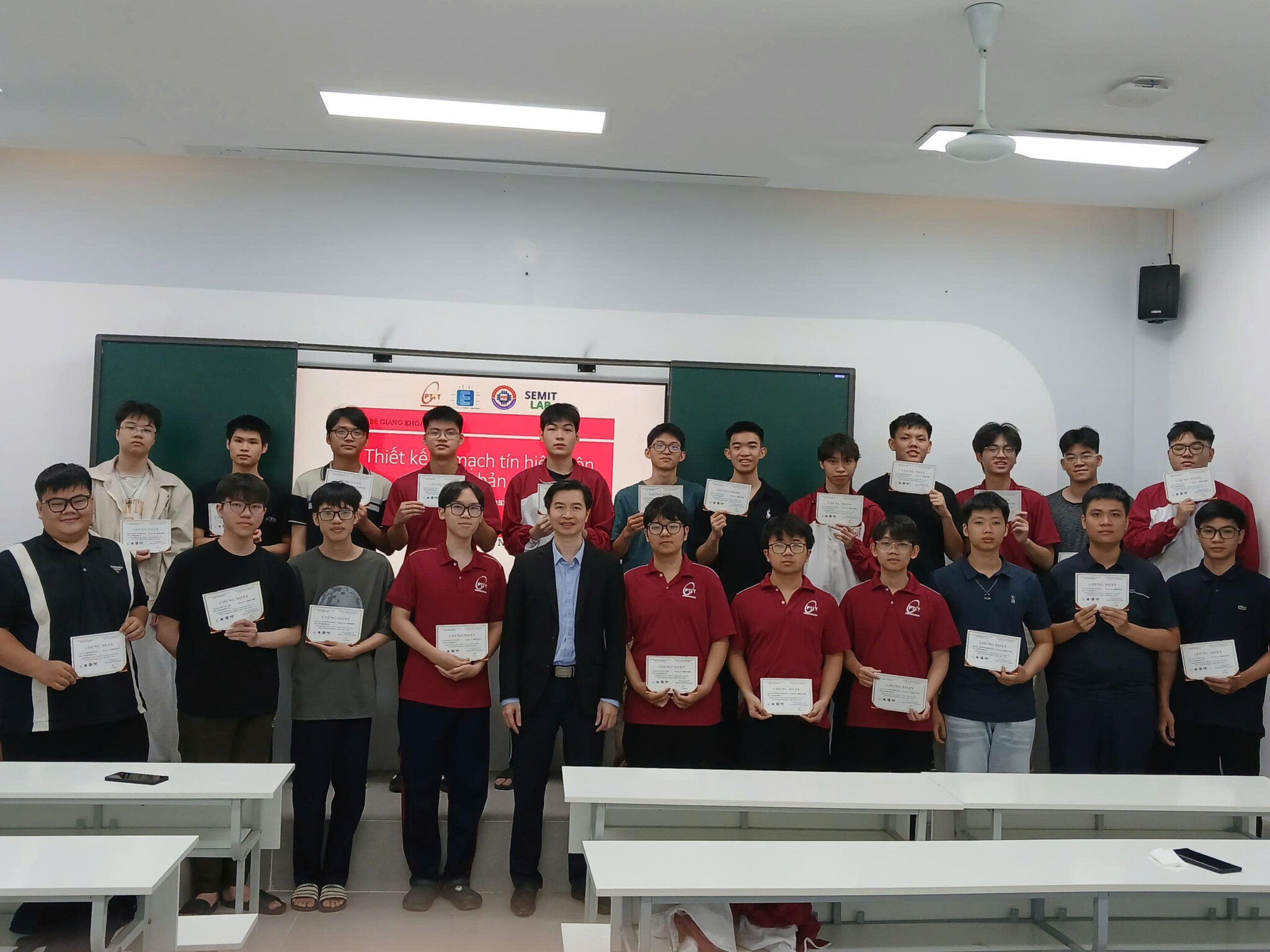 Tổng kết và trao chứng nhận Khoá đào tạo CMOS-Analog IC design 2026 ...